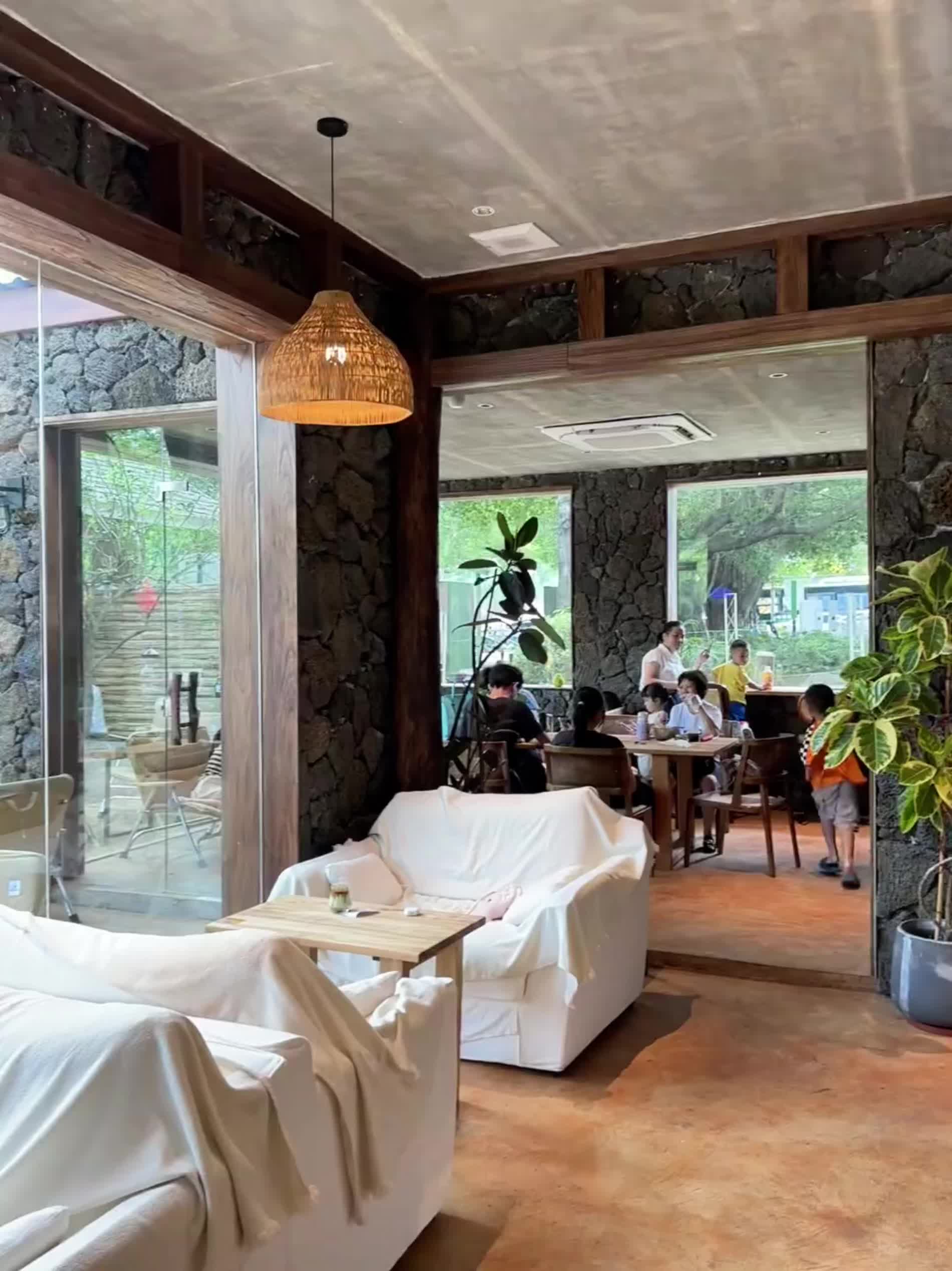 结合自然原野的咖啡店有多松弛啊 ߘ�一座山房,惹到三三两两 参天...