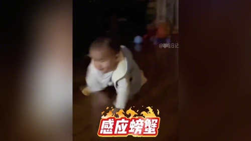 论人类幼崽模仿能力有多强?接下来的画面太搞笑了