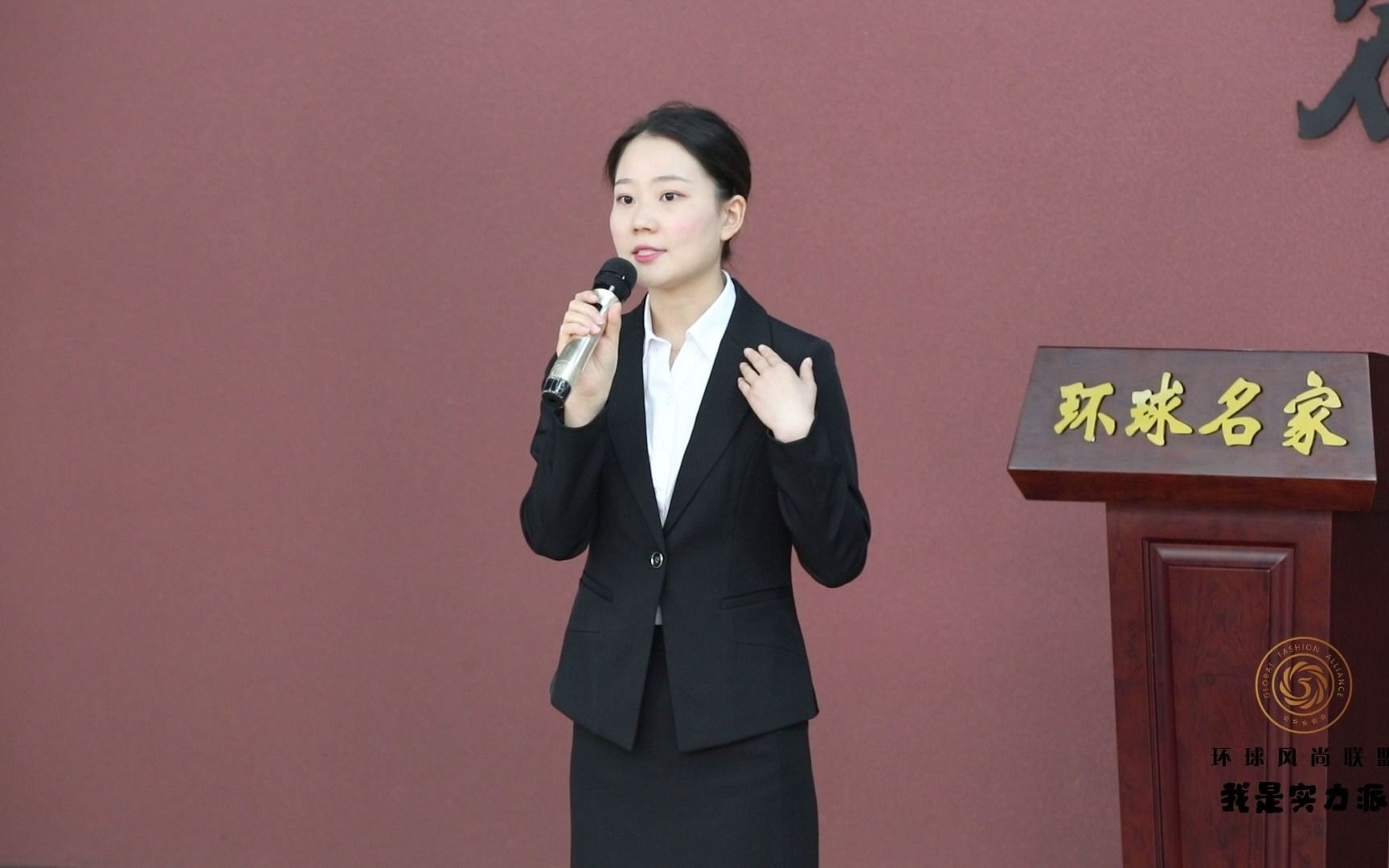 中国形象礼仪行业风尚圈礼仪培训师杨晓玉分享课程《男士领带的特点》