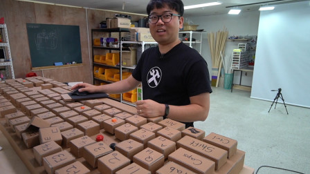 嫌键盘太小,老外自制比人还大的键盘,网友:确定不会被打?