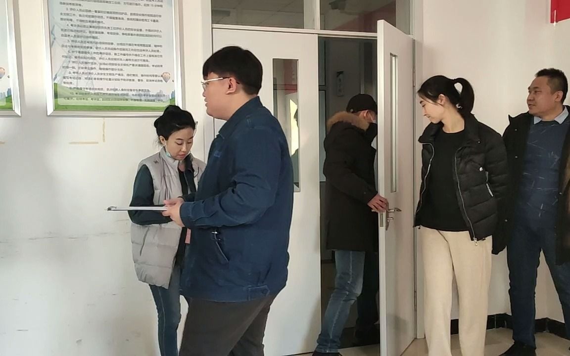 2学员练习钳形电流表测量交流电流