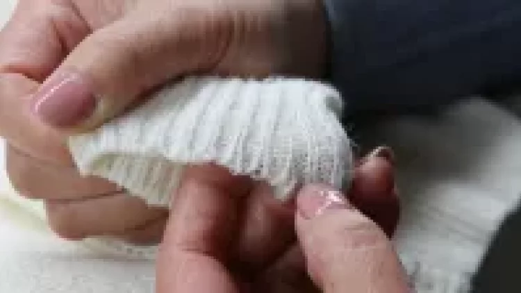 羊绒衫袖子磨薄很难看,阿香教你简单方法修复,不一样的基础织补