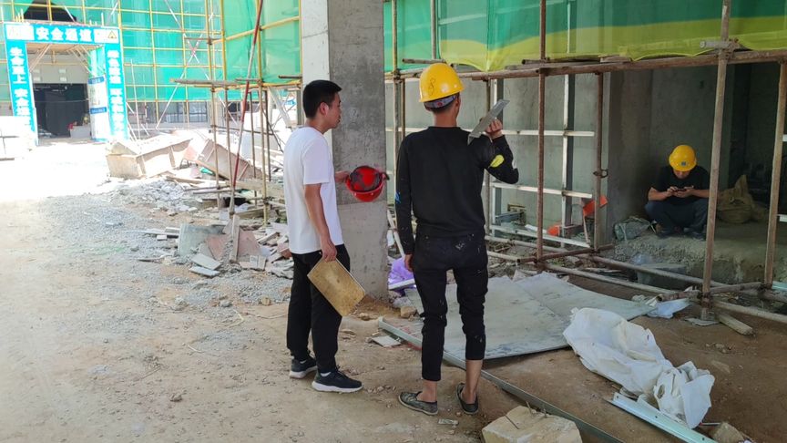 记录工程进展之五,提醒高空作业人员不要忘记正确使用安全带。