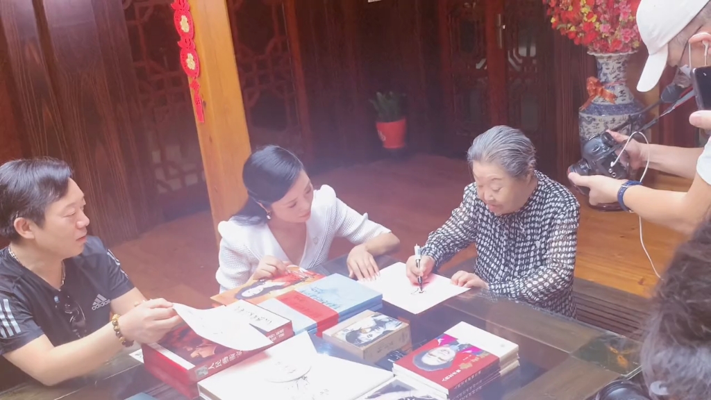 90多岁的人民艺术家歌唱家郭兰英奶奶和李丹阳老师