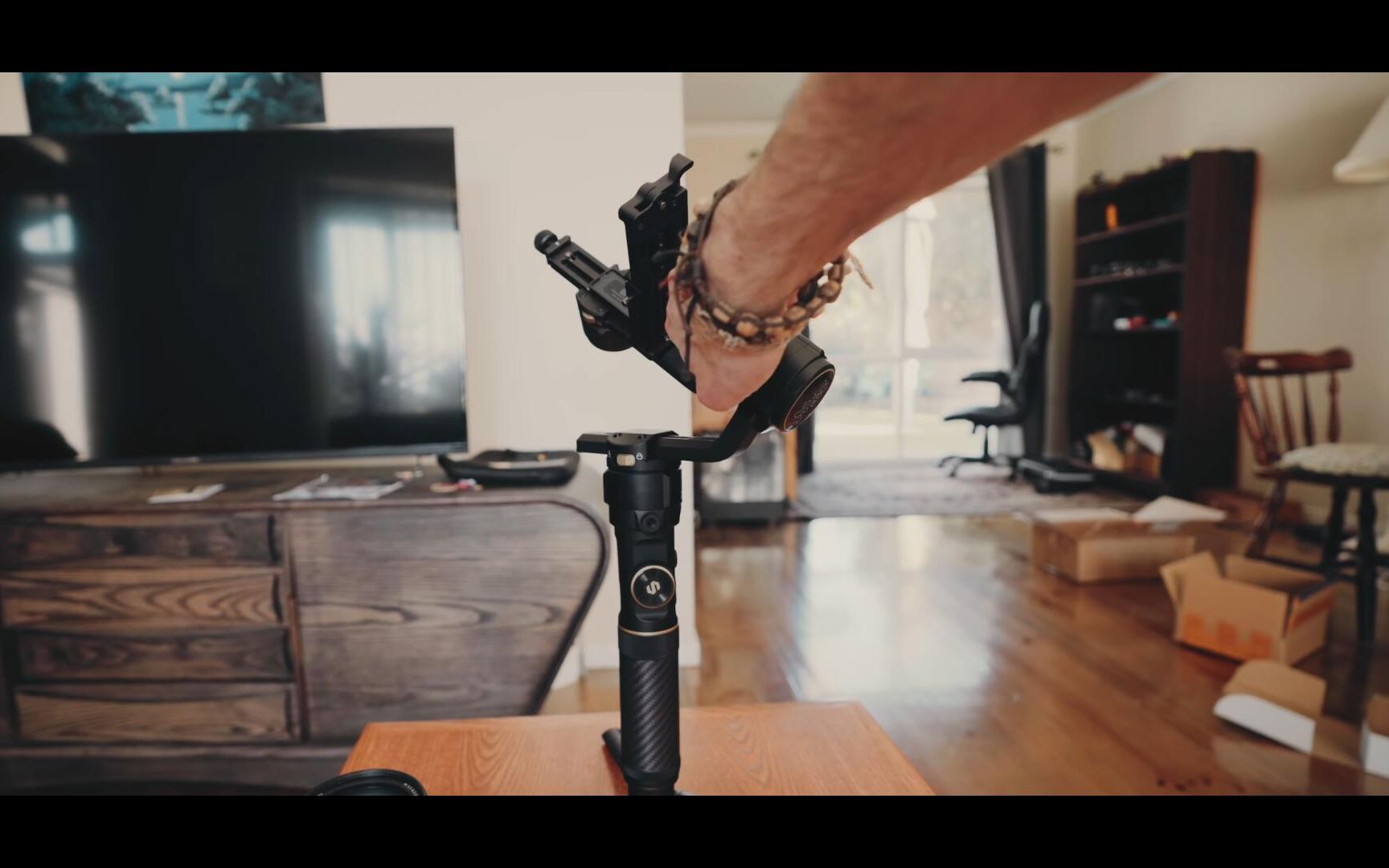 油管大神的新稳定器-智云 云鹤2S上手体验 ZHIYUN Crane2 S【中英...