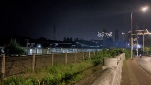 哇塞!长轨车真给力!和谐号火车头拉着长轨车,鸣笛声震天响,飞速穿越...