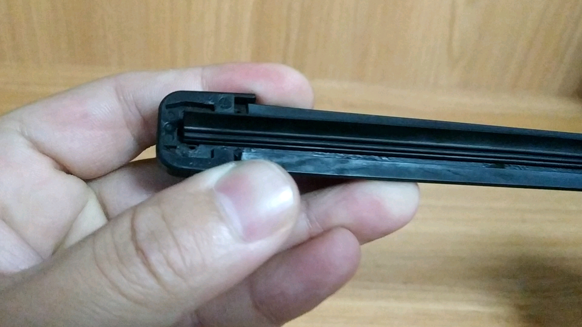 奇瑞艾瑞泽7更换雨刮胶条