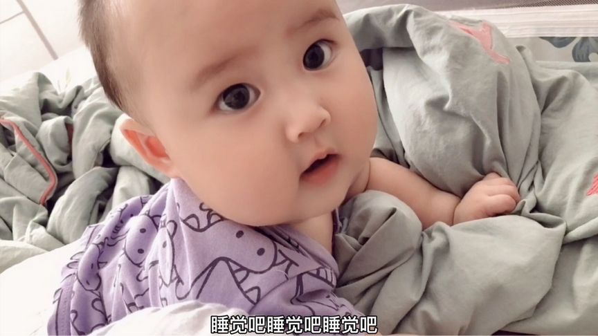 上一刻还兴奋玩耍的宝宝,下一秒拍拍屁股哄自己睡觉了!太可爱了