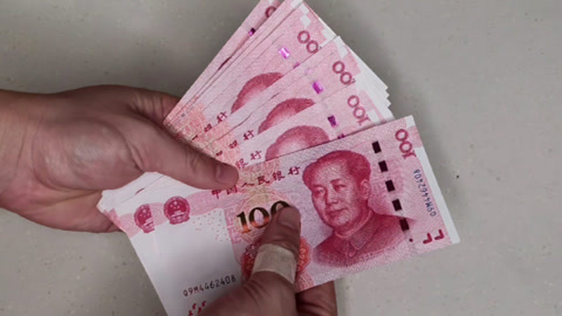 见到这样数钱,快走开,这种数钱手法已经骗了很多人,告知家人