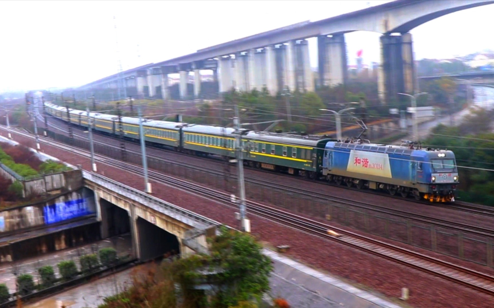 即将升级的K581次列车,本务南鹰HXD3C0141