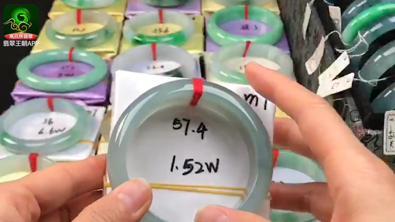 糯冰种宽版翡翠手镯晶莹圆润_翡翠王朝