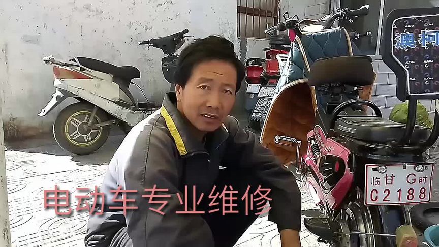 简易款的电动车用几年轮胎和刹车总成已经磨损严重,师傅如何拆装