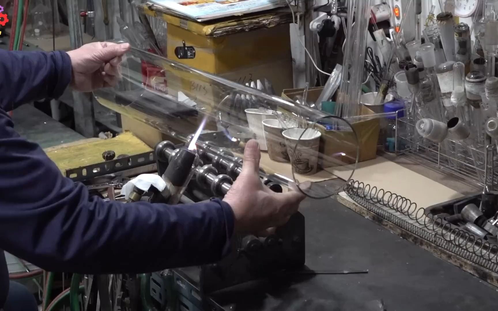 60岁老人制作玻璃仪器