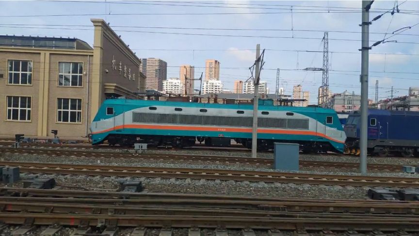 K2048次列车出沈阳站经过沈阳机务段,机务段内有惊喜