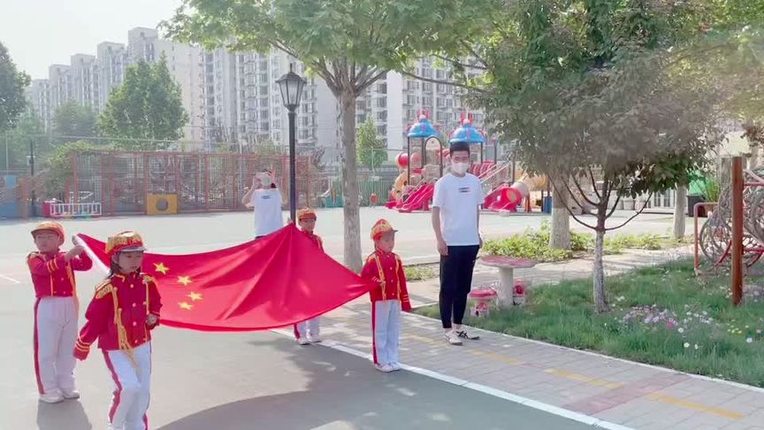 #记录生活中的小美好 幼儿园运动会我是小小护旗手!