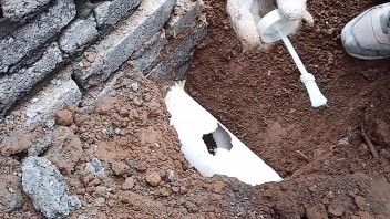挖土预埋电缆管,把排水管给挖破了,看看怎么补上去。