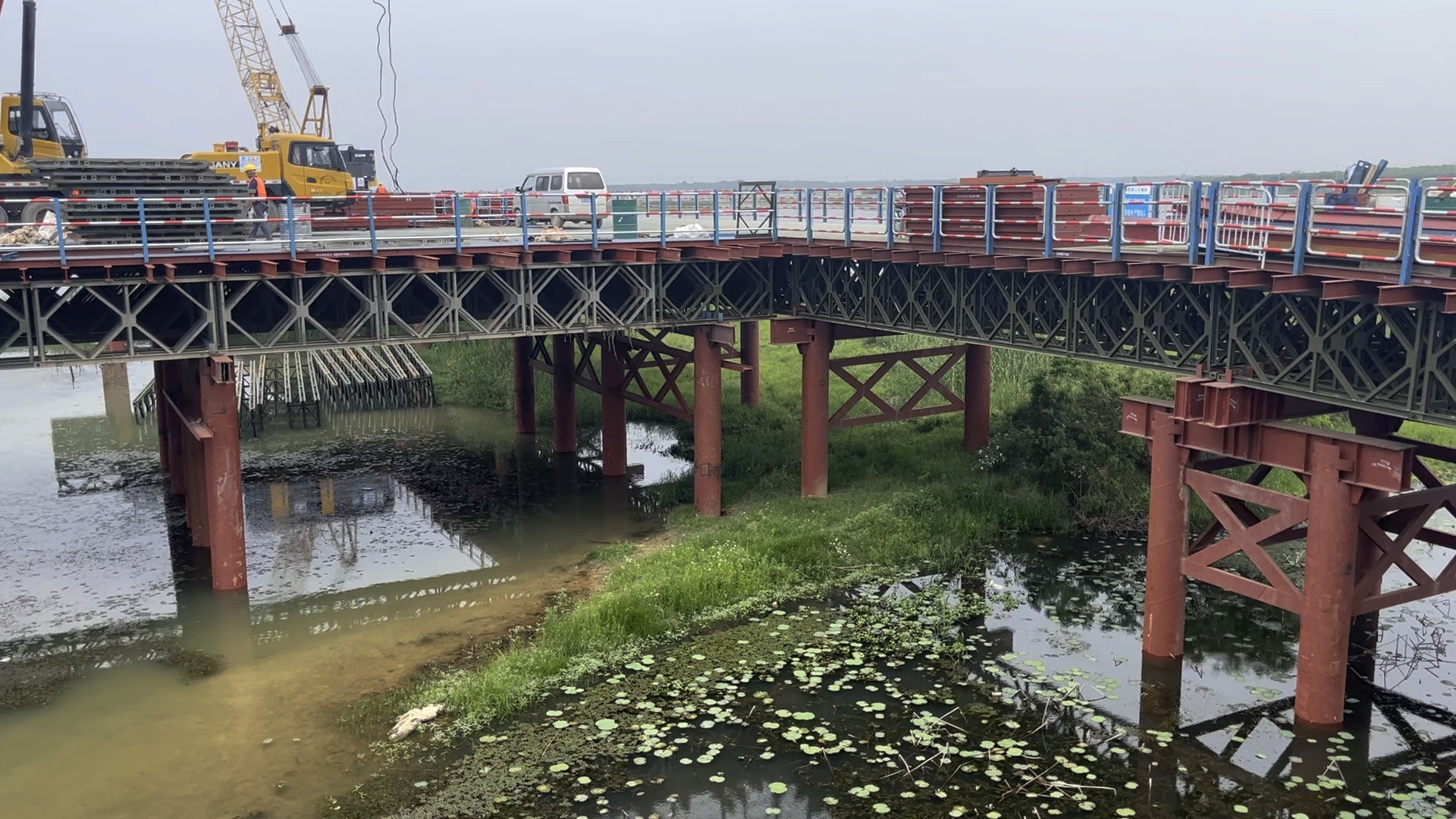 ...提供临时通道、施工平台。一般采用钢管桩、贝雷梁、桥面钢板构成。