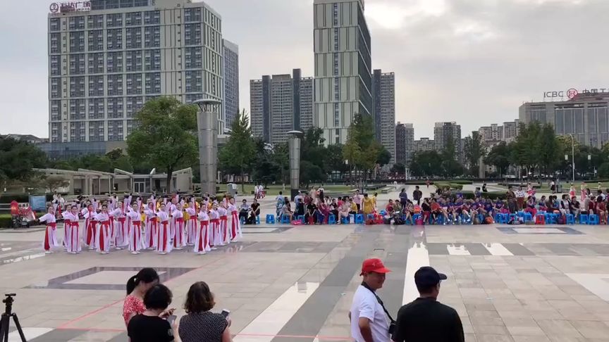 响扇表演《出水莲》中华响扇《出水莲》,超美