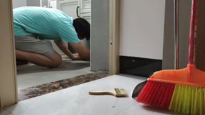卫生间瓷砖缝隙漏水。美缝剂补漏