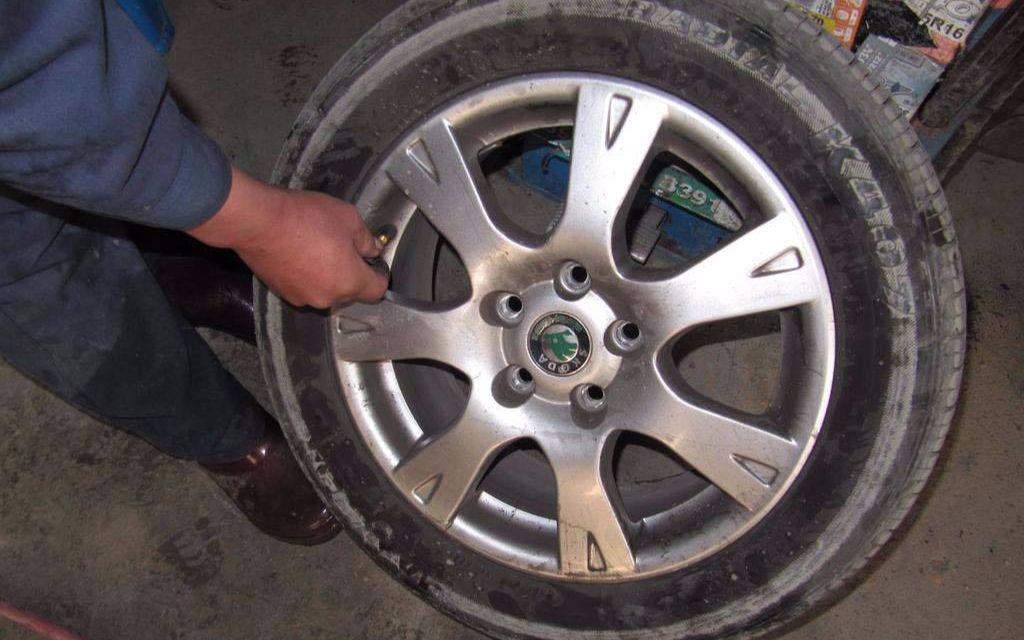 小伙去4S店补胎,汽车4S店居然不提供补胎服务,你们说这合理吗?