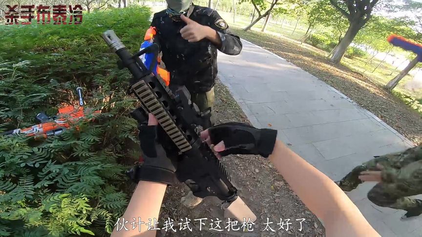 真人搞笑CS:玩家丛林武器库曝光,全新武器亮相,土豪朋友霸气!