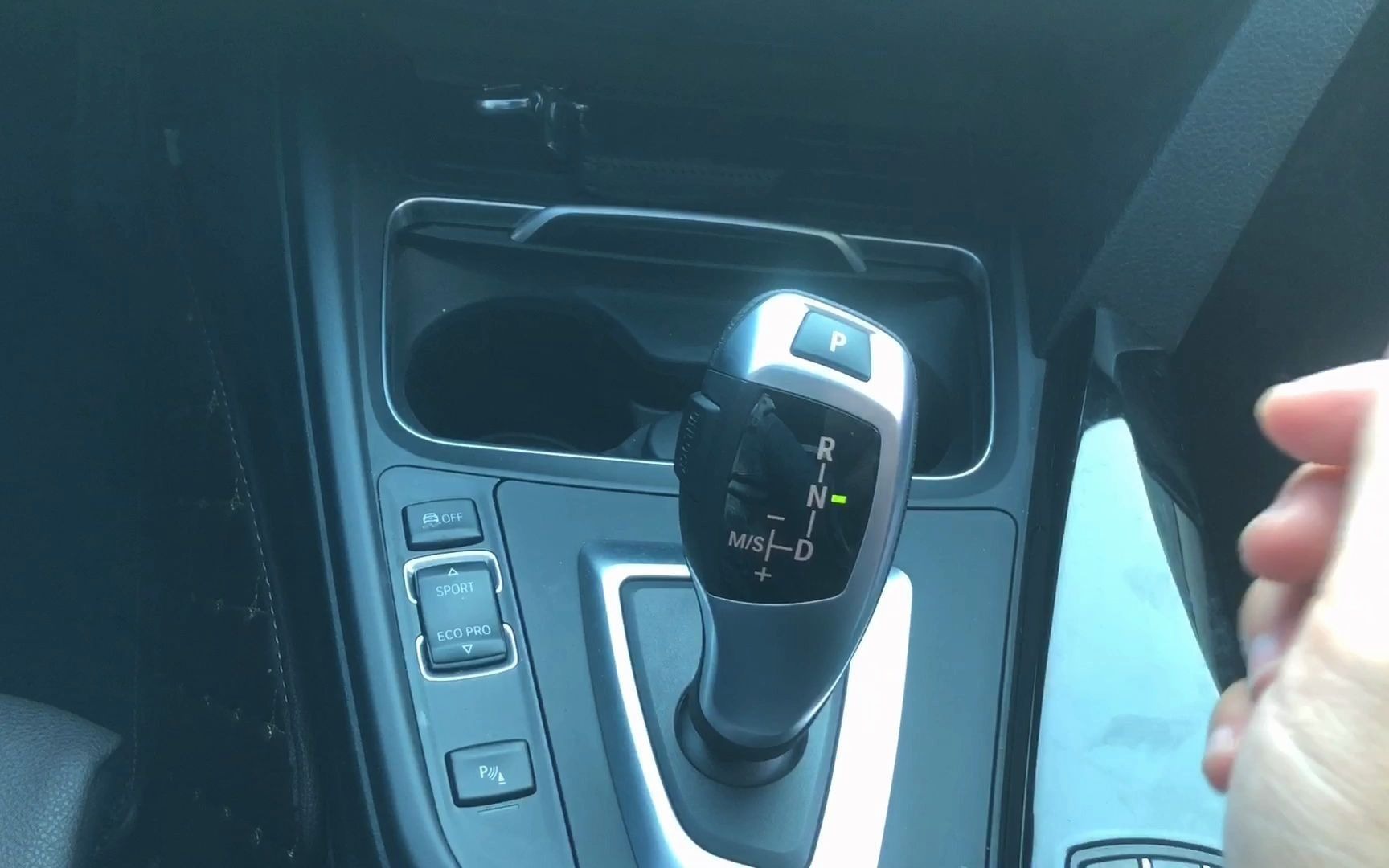 自动挡S档怎么挂,能直接D挡挂吗?要不要踩刹车