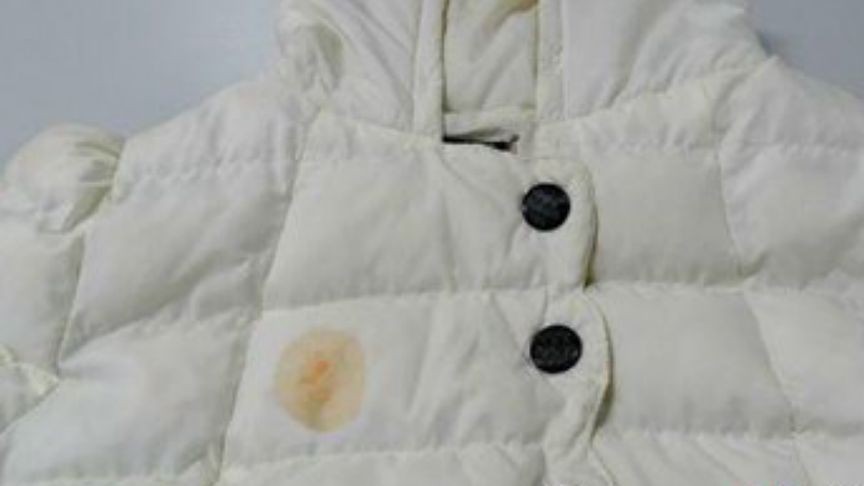 羽绒服沾上油渍怎么办?教你一招,只需1分钟轻松洗干净