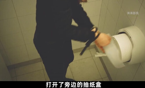 女人来到厕所,她却不解手,反而在马桶里找东西