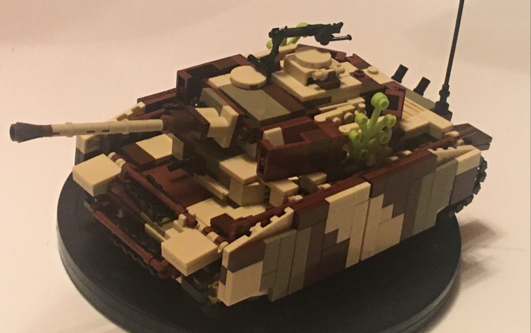 东北乐高式积木设计院: 四号坦克H型。(排气管是J型的。)