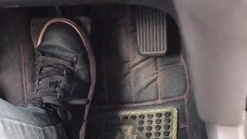 你们开自动挡车,是用一个脚还是两个脚