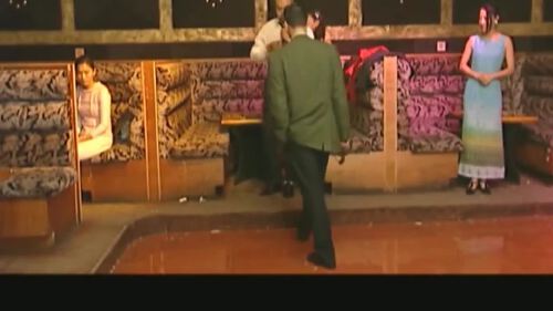 绝不放过你:黑老大都温柔对待,小弟却羞辱女孩,当场霸气训斥