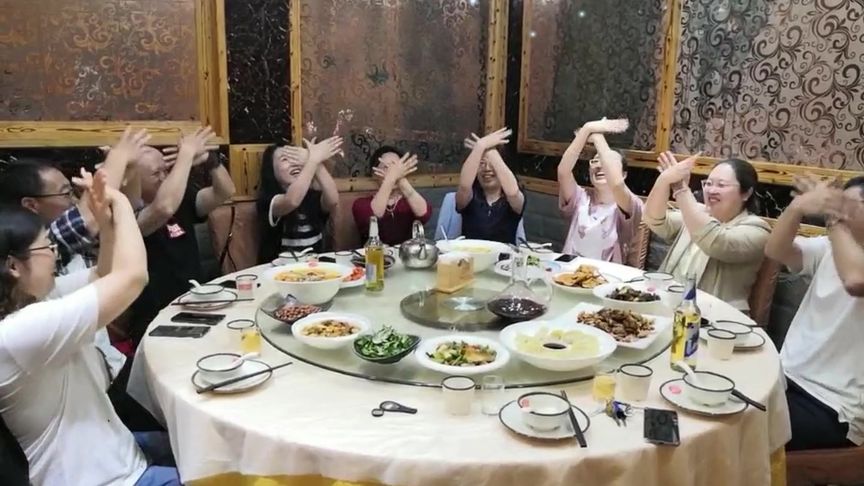#团队精神 新时代了,吃个饭必须来点仪式感#气氛搞起来 #手势舞