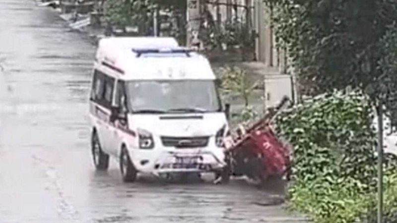 转弯不让直行酿事故救护车避让不及将三轮车撞翻