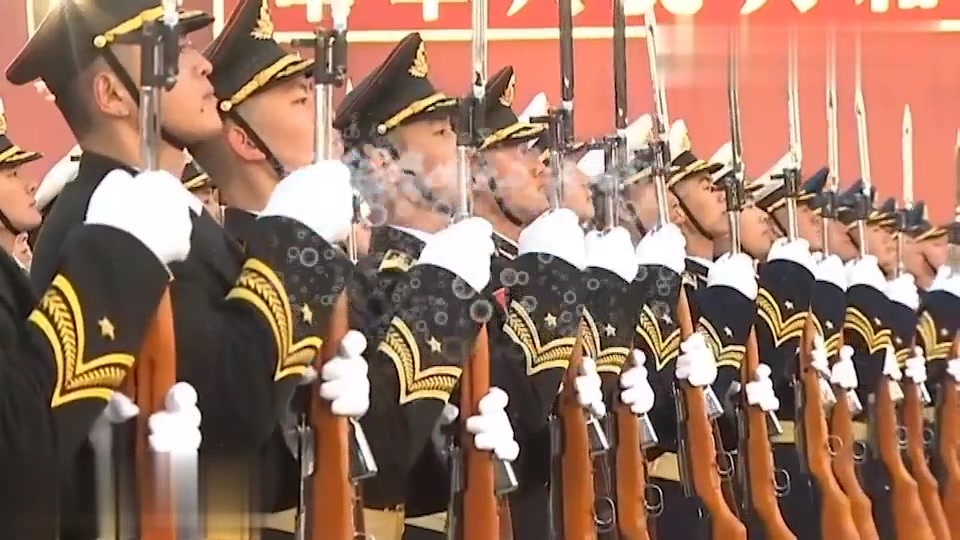 激动!2022年第一场升国旗仪式群众高声齐唱国歌