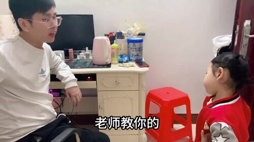 3岁宝宝去学校学的舞蹈,回来表演给爸妈看,差点撞床头上