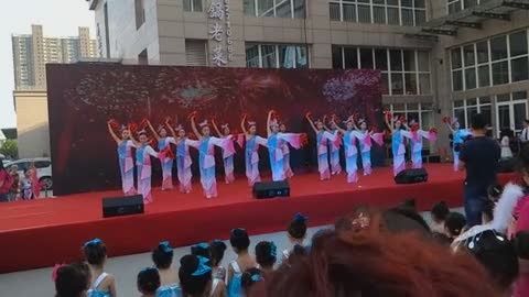 农家女儿学校学生表演的舞蹈,不仔细看以为是专业模特在表演