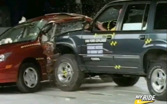 1996 福特 探险者 VS 2000 福特 福克斯(侧气囊已关闭) 侧面碰撞测试 iihs