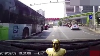 交通事故合集: 液化气站气罐爆炸, 一骑手瞬间被炸飞的门打翻