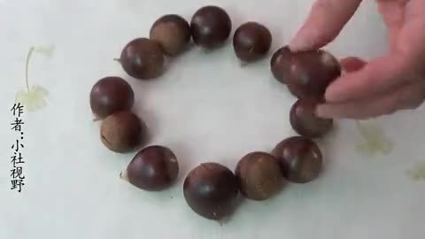 生板栗如何去皮最快?只需剪2下,外壳内皮一起去,简单实用