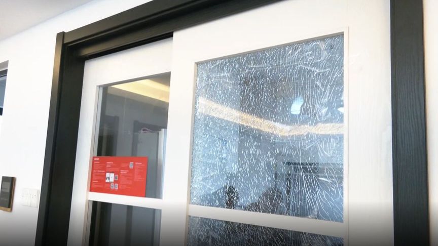 业主厨房玻璃门突然爆裂,物业:冷热交替所致