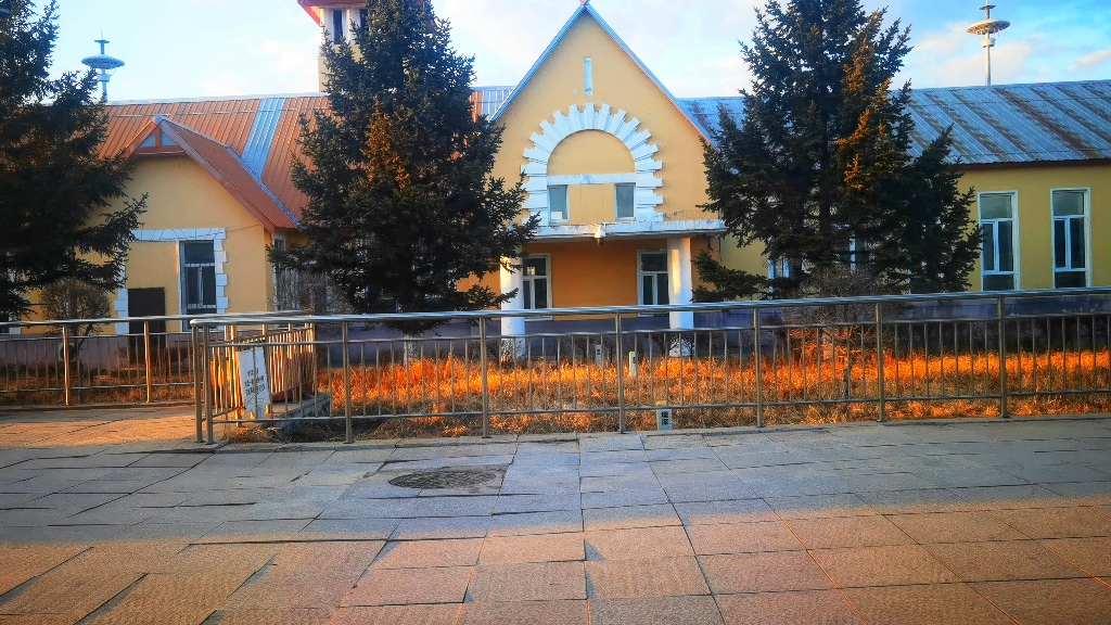 伴随着晚霞,K1010次列车北安站发车,去往赵光方向