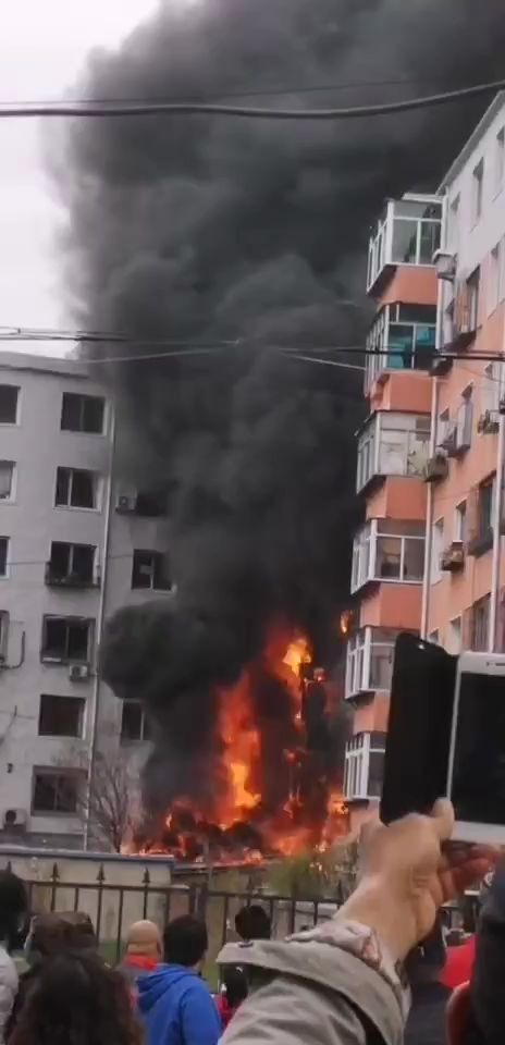 突发!某小区居民楼失火!已灭,所幸无人员伤亡