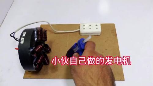 小伙用漆包线缠绕出线圈自己做了一台发电机