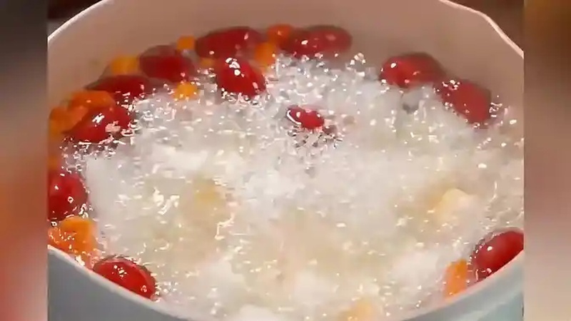 雪梨有润肺清燥止咳化痰的功效,秋季天气干燥易上火,雪梨是个宝