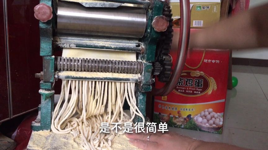 家有压面机不会用?佩佩教你懒人压面条法只需三步,保你劲道好吃