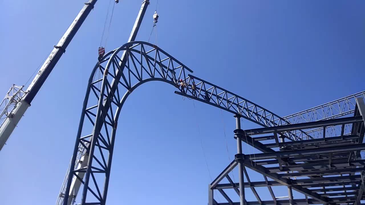 正在安装中的钢结构工程