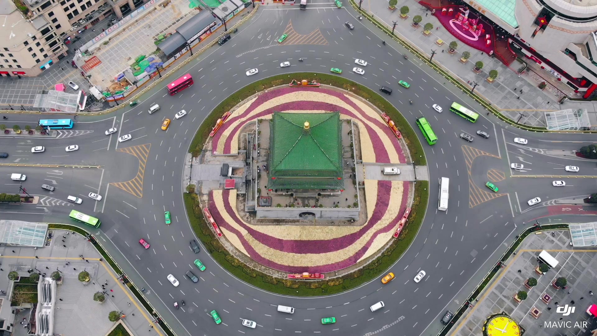 钟楼位于古城西安的正中心,外地人来西安,钟楼是第一必看之物。