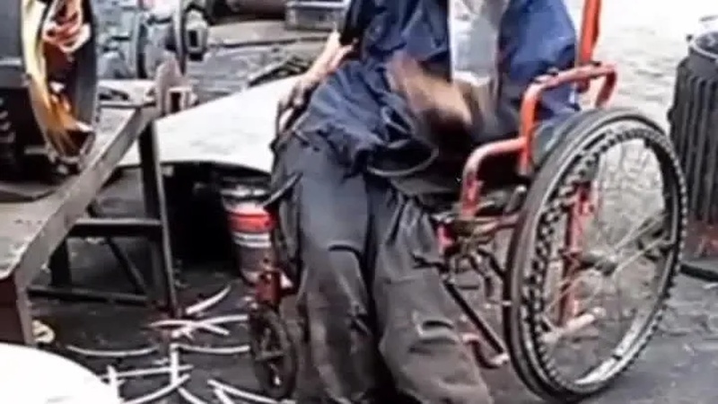 感人一幕残疾人自强不息残疾人励志故事