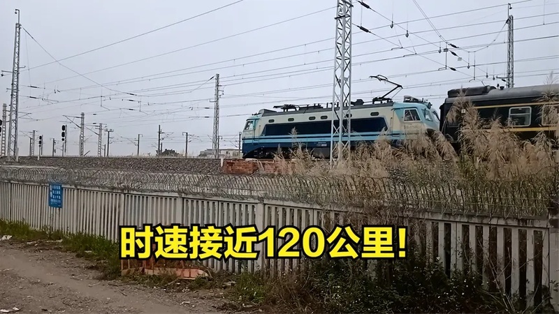 轮轨声特别好听!SS8牵引K511次列车经过