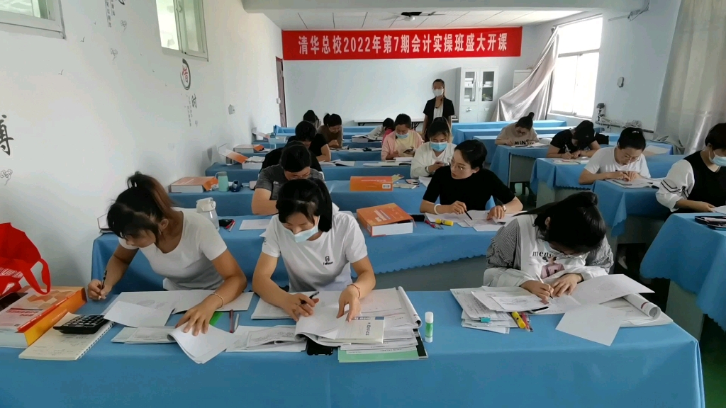...学校—上课进行时!课程主要有工程预算、CAD制图、办公文秘、会计...